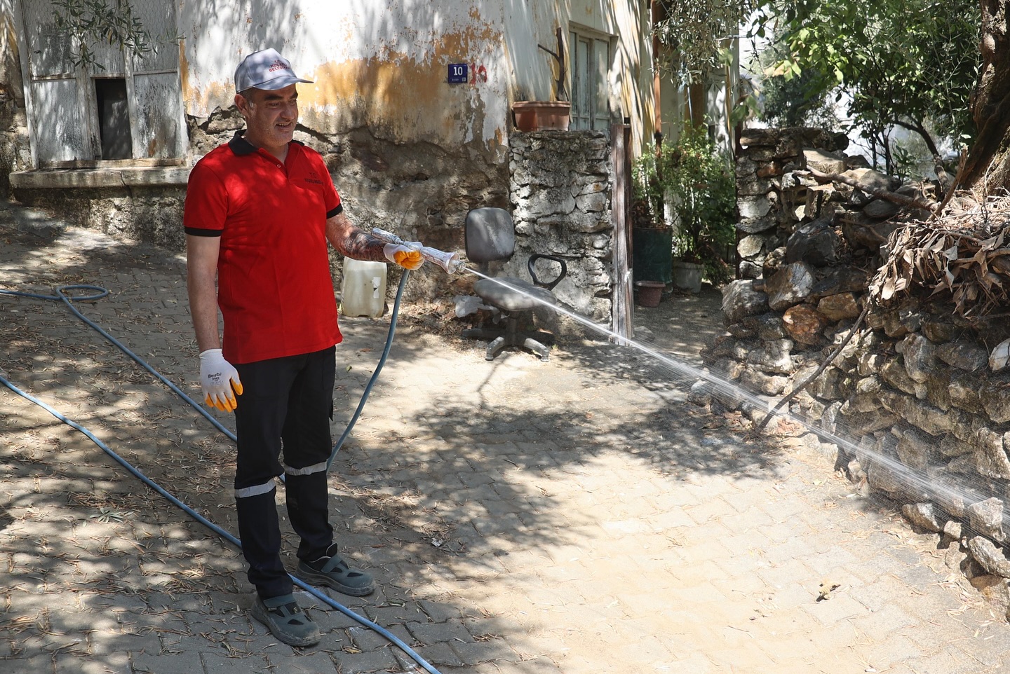 Başkan Arıcı, personel kıyafeti giyip sahaya indi: “Biz bize yeteriz ...